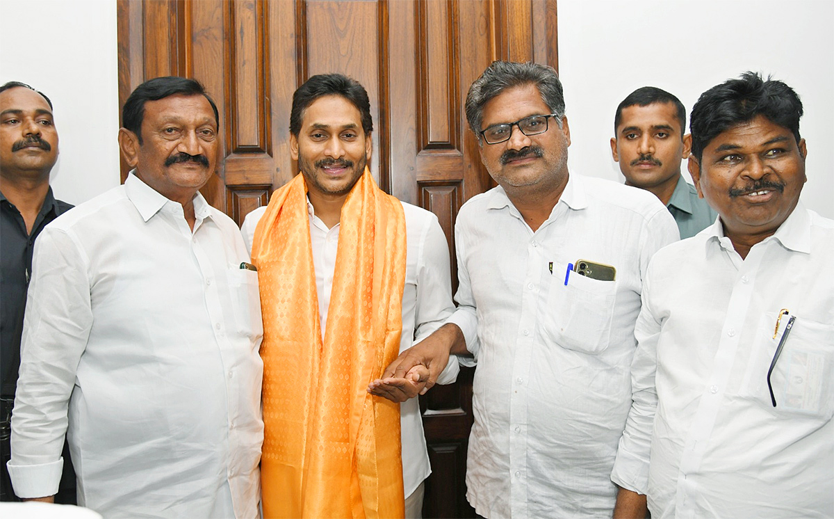 జననేత వైఎస్‌ జగన్‌కు అభిమాన వెల్లువ.. (ఫొటోలు) | YS Jagan Meet YCP Activists And Leaders In ...